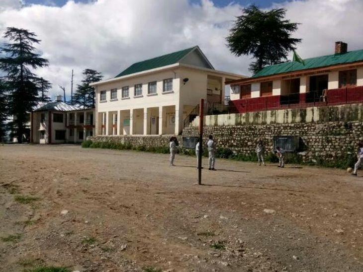 8 posts of teachers are vacant in Khatnol School, students are unable ...