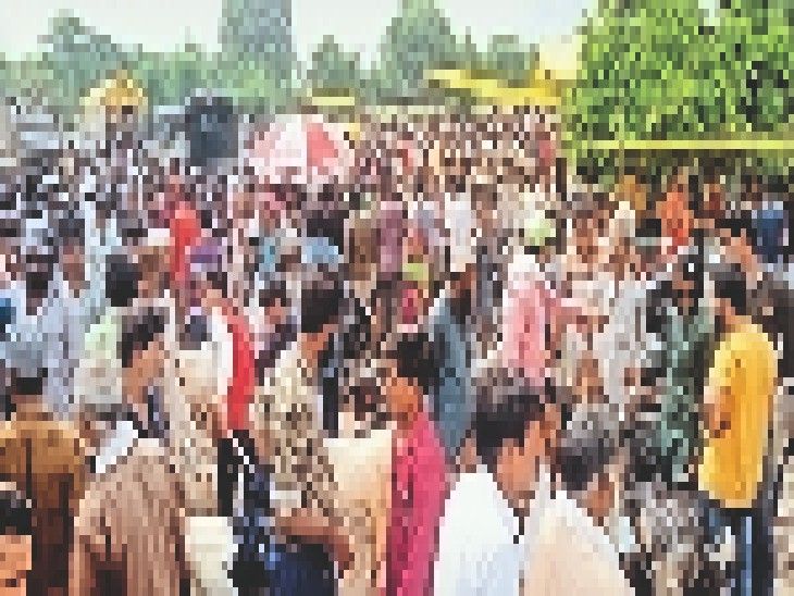 The crowd of buyers gathered at the last haat of Eid and the chaos ...