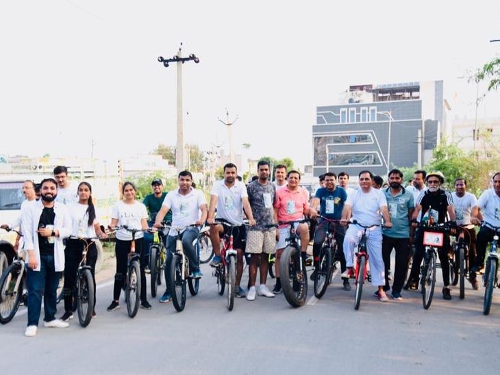 50 year old CA started 5500 KM journey to make people aware | पॉलिथीन ...