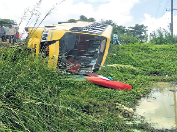 School bus overturns in pothole, three students injured; There were 8 ...