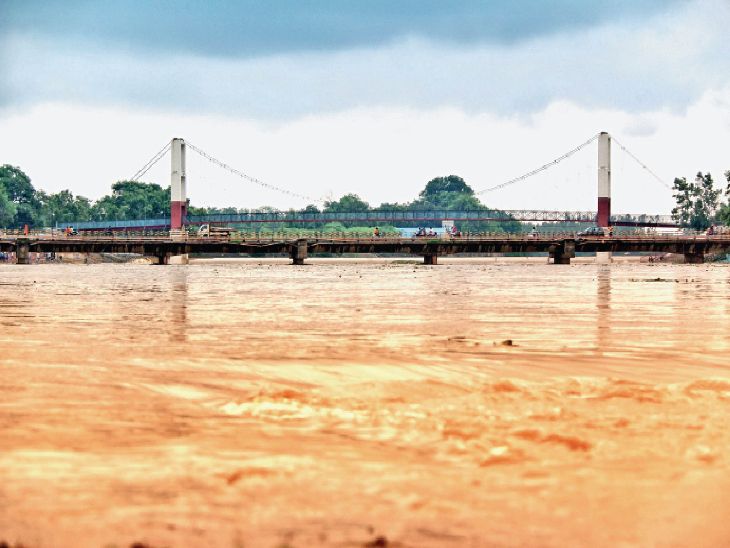 Water flowing just two and a half feet below the bridge in Patopat ...