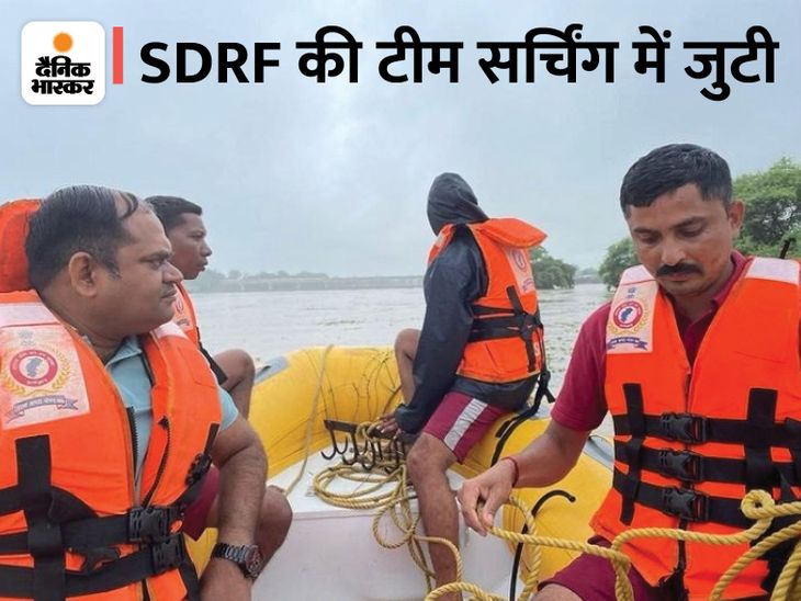 Opening the barricades, the car entered the river directly, SDRF team is searching | शिवनाथ नदी ...
