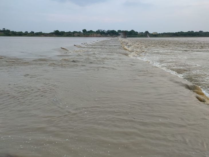 Two feet of water started flowing again on Khatauli bridge, police ...