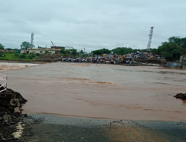 Flood in Sukhtawa river, wheels of vehicles stopped for 3 hours ...