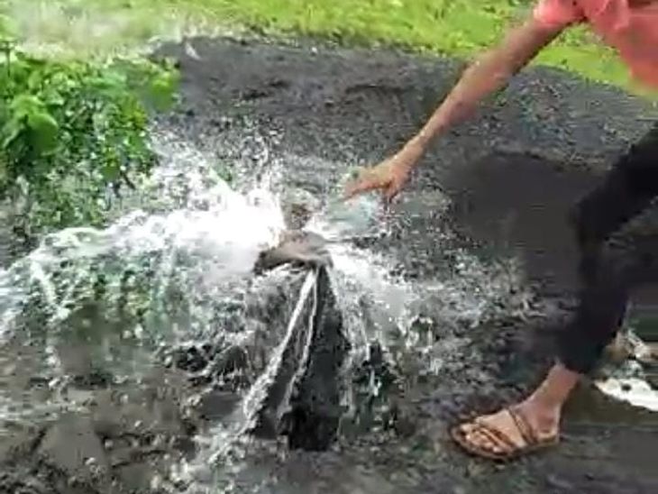 Water coming out of 1 thousand feet dry bore without motor, recharge ...