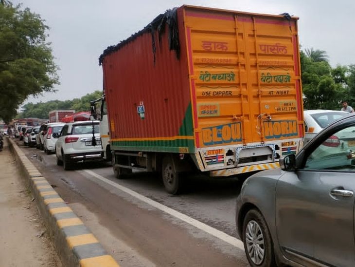 Vehicle riders stuck in jam from Harauni to Bhalla Farm, police did ...