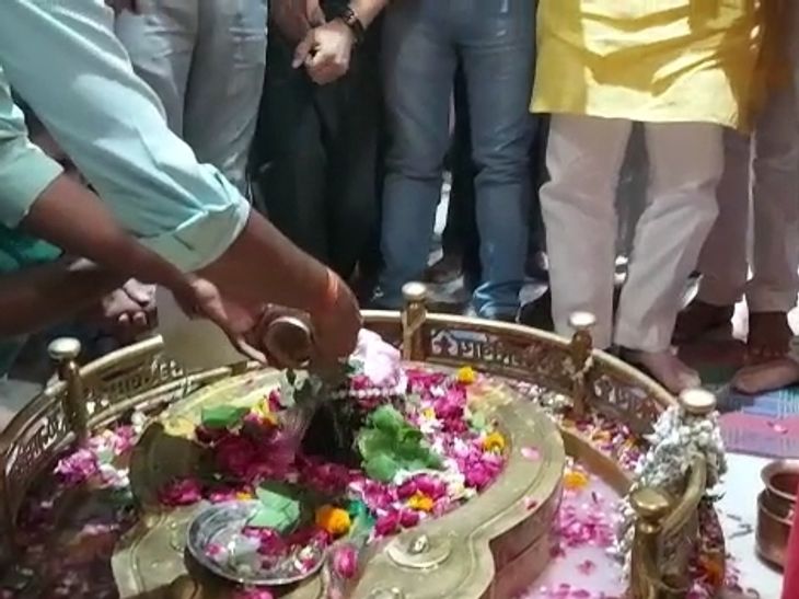 Mass of devotees gathered in Ramnagar Kelodheshwar Mahadeva temple On ...