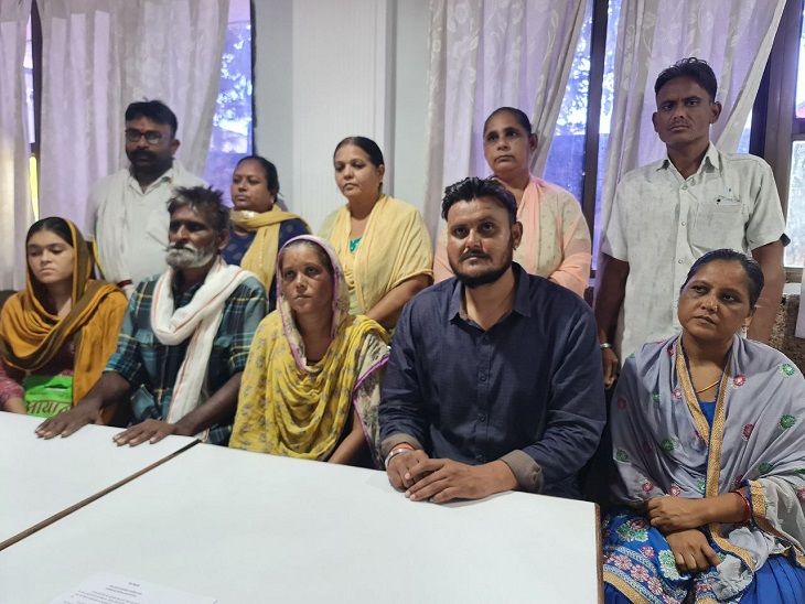 Where there were 18-20 people with Lokesh Pandey, why only 8 were ...