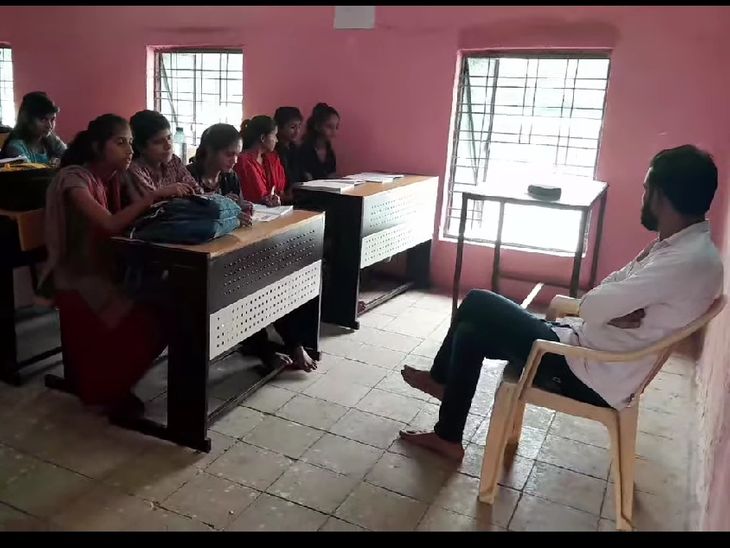 The young sarpanch of Simrol Panchayat takes classes for children daily ...