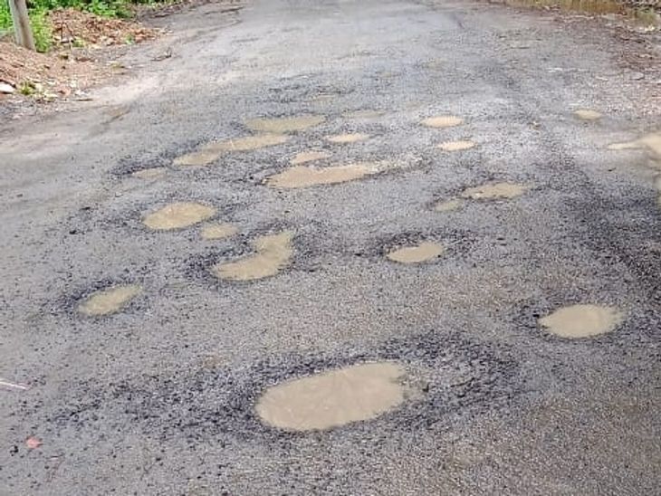 Potholes lying on Summerhill-Neri road in Shimla | शिमला में समरहिल ...