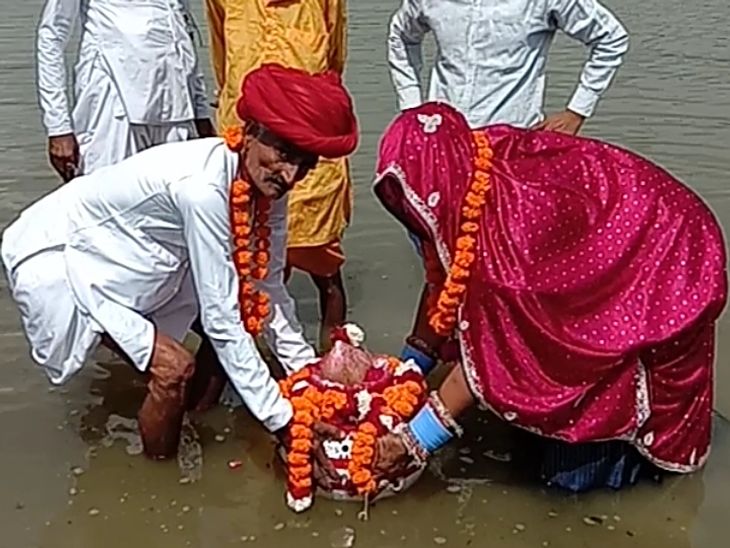 Worship amidst chanting, wishing for good rain | देवासी समाज के 25 भाई ...