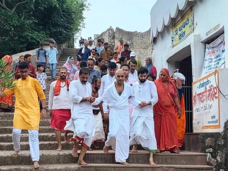 Brother's soulful meeting with Sukhdev Muni, devotees attending the ...