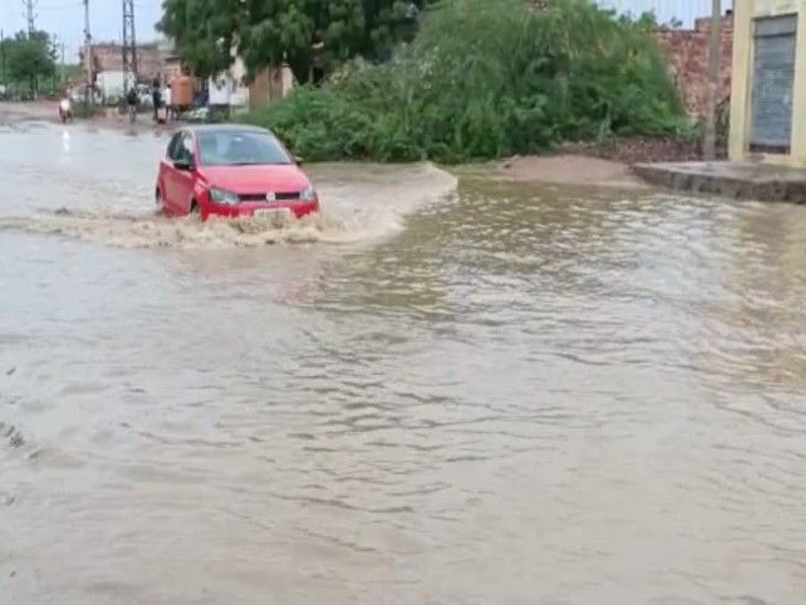 rajasthan barmer Rain water filled in Samdari Hospital, 4 feet of water ...