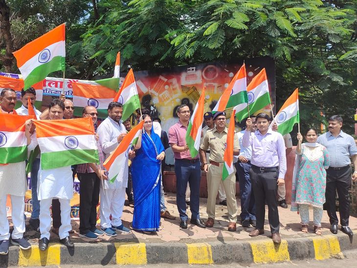 MLA, Collector, SP and JIP President bought flags, appealed to people ...
