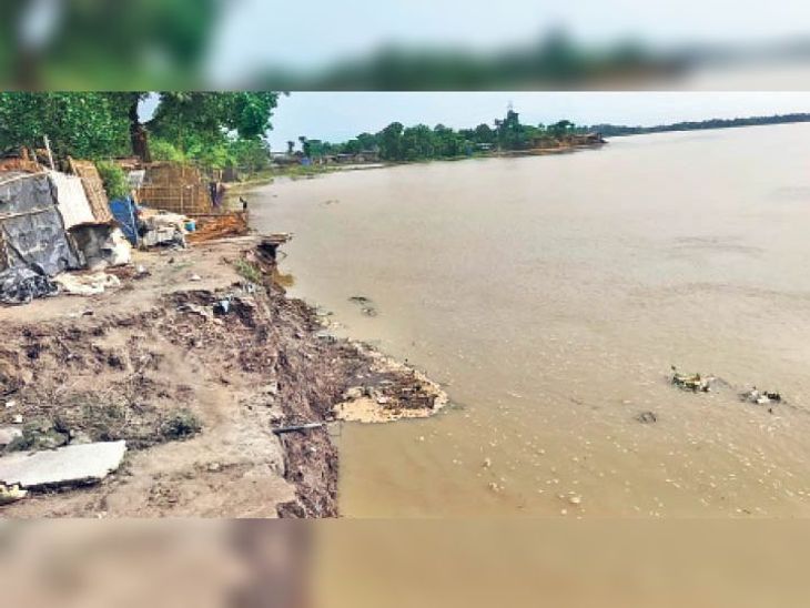 Erosion intensified due to fluctuations in water level across Mahananda ...