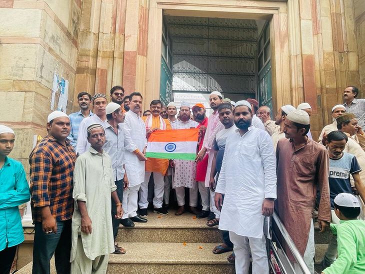 Sadar MLA including District President reached Jama Masjid after Friday ...