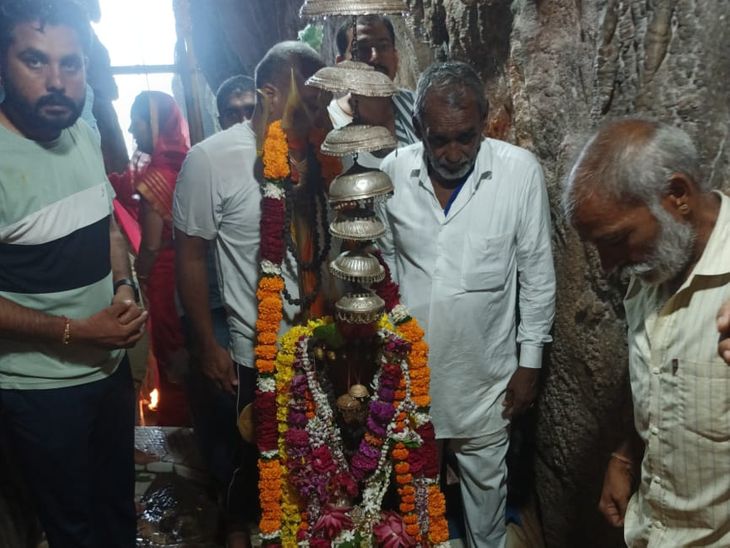 Queues of devotees in the cave of Parashuram Mahadev, Jalabhishek took ...