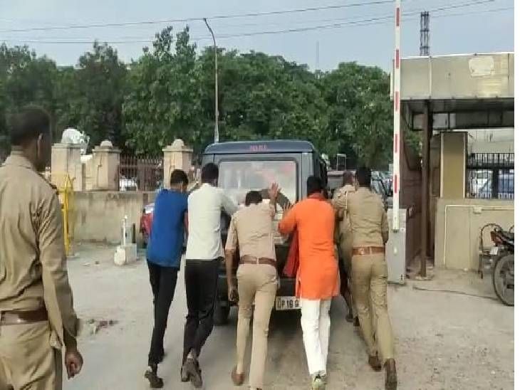 Video of police ramming in Greater Noida goes viral ,Policemen started ...