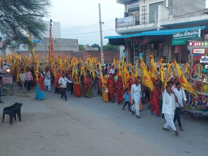 8th huge flag march from Triveni Dham reached Mundru Dham, hundreds of ...