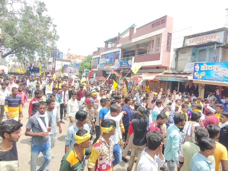 The running ceremony took place in Badnavar, the city was seen painted ...