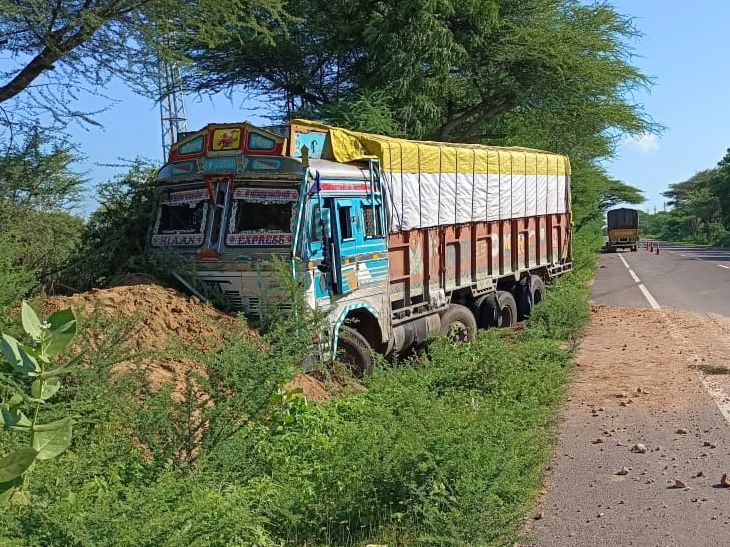 A truck rammed into a tree uncontrollably, Nimbi Jodha accident ...