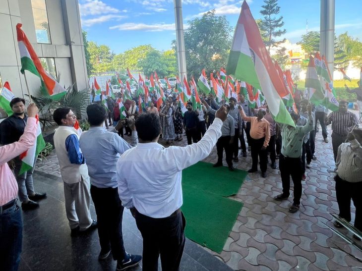 Tricolor distributed to people in Bakshi's pond area, said - must hoist ...