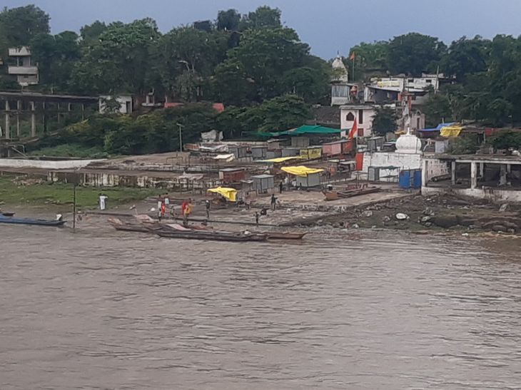 After the opening of the gates of Punasa and Omkareshwar dam, all the ...