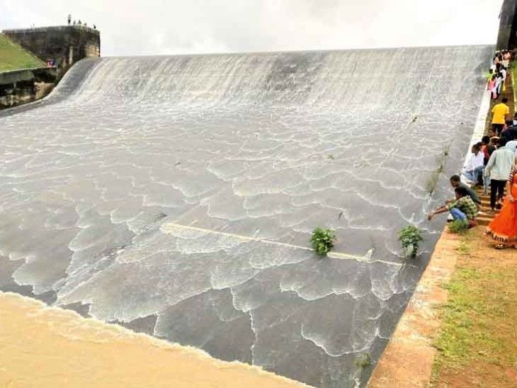 After 3 years, people arriving to see the water flowing from the ...