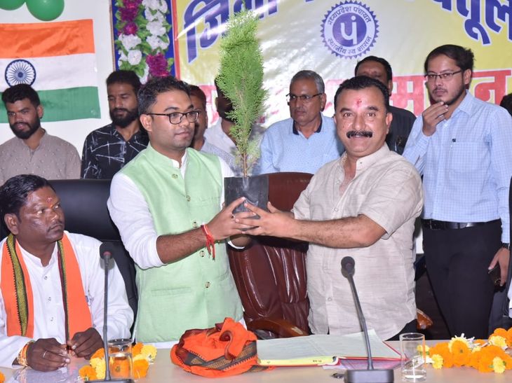 Members including Raja Pawar took oath, said listen to every person, pick up their phone | जिला ...