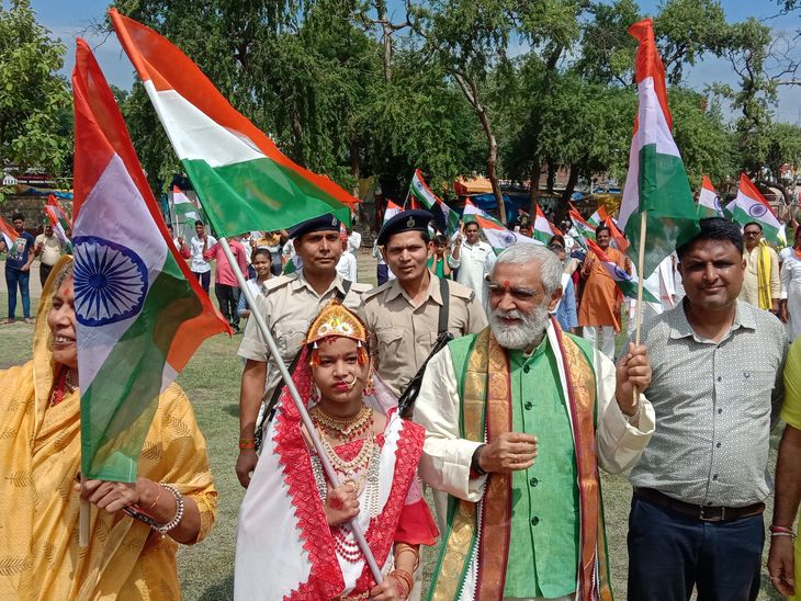 Human chain formed on the largest map of India, Padma Shri mountaineer ...