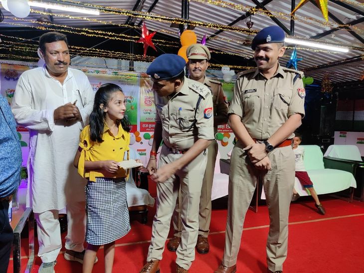 Program in Unnao Police Line on the eve of Independence Day Policemen ...