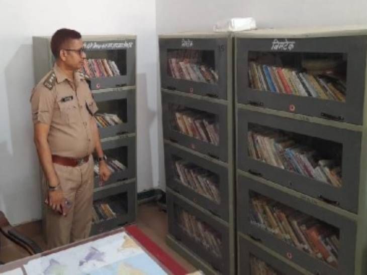 Every day 50 prisoners are coming to the library; Some like Ghazal ...