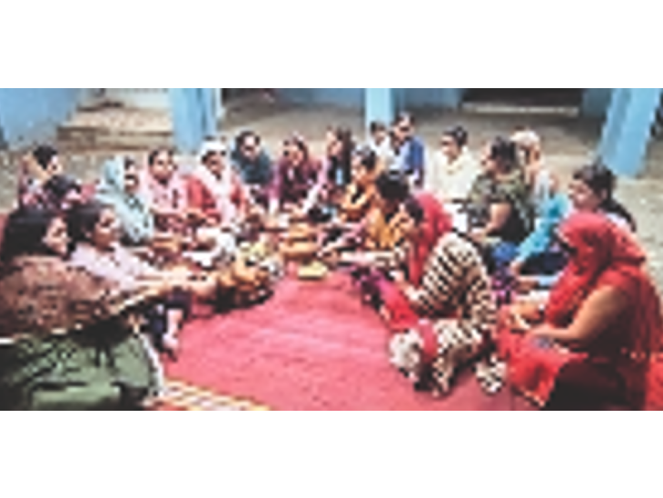 Women swing Teejri Mata by singing Mangal song | कजली तीज: महिलाओं ने ...