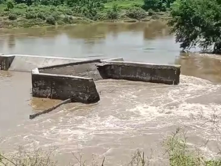 A small dam was built for water supply in Patharia, farm-houses of 2 ...
