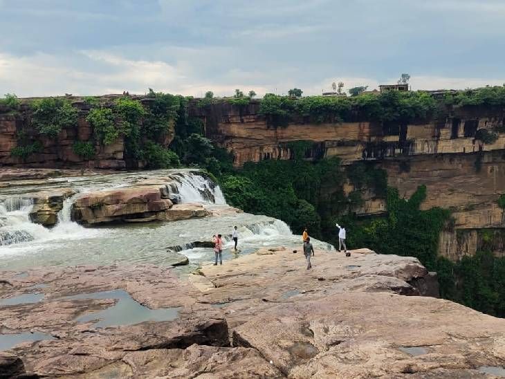While taking a selfie in Rewa, the youth fell into the Kyoti Waterfall ...