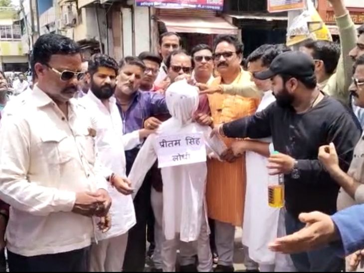 Society officials burn effigy in Vidisa, demand for FIR | भाजपा नेता के ...