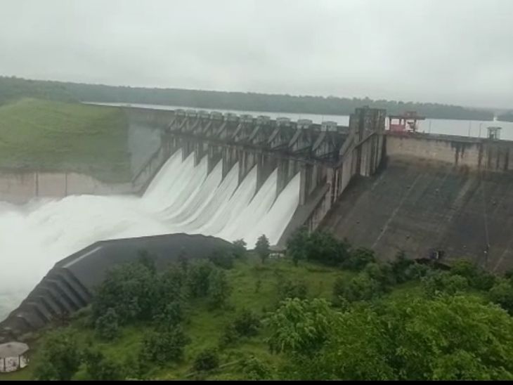 200 to 500 cusecs of water is being released from Madikheda dam into ...