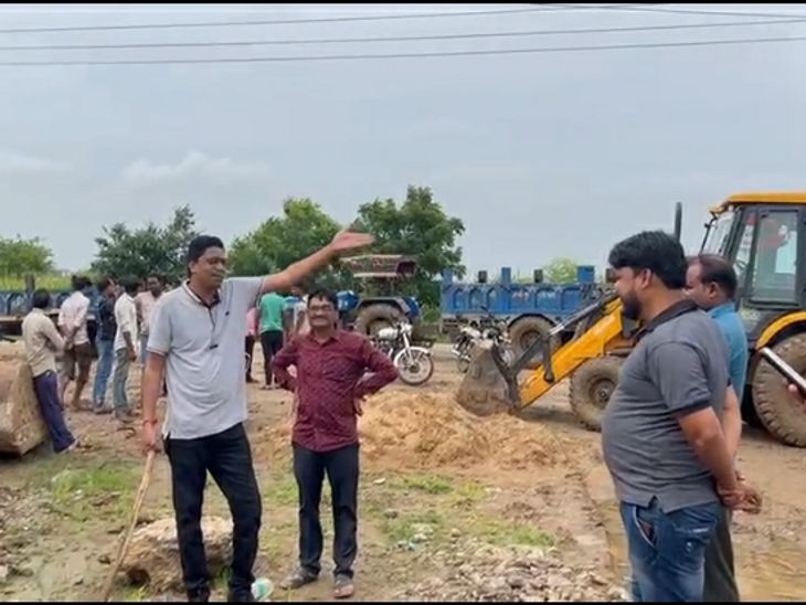 Officials reached the excavation area, seized 5 tractors including ...