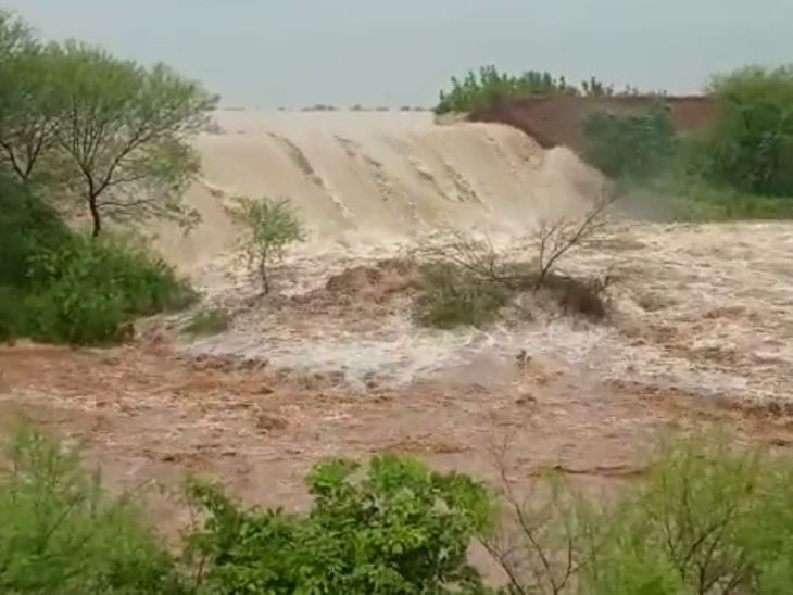 Dam burst in Islam Nagar due to heavy rain, agricultural equipment kept ...