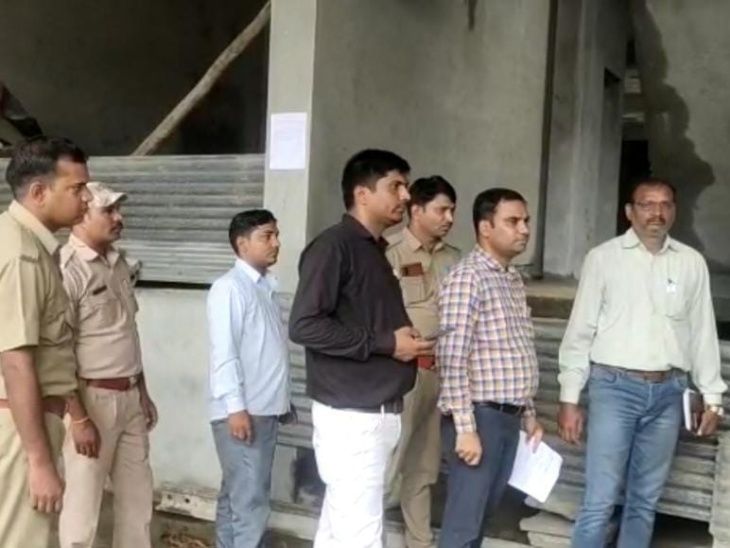 Sealing action by pasting notices on 2 commercial buildings | चौमूं नगर ...