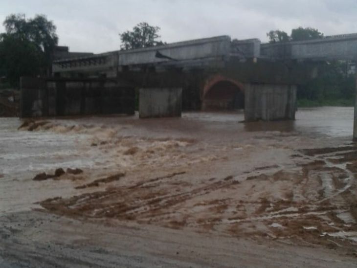 Mehragaon river in spate, yet people are risking their lives to cross ...