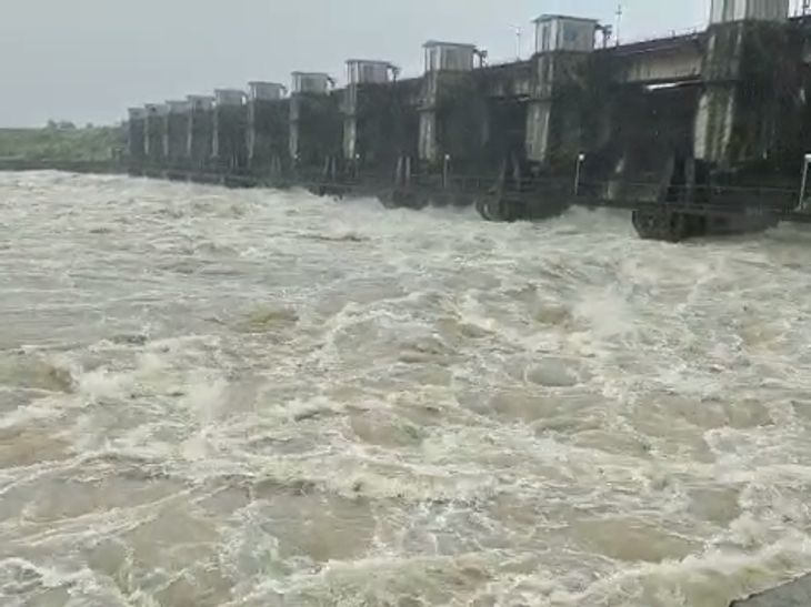 Opened 10 gates of Sanjay Sagar Project Dam, 7 of Sagad Dam, 3 of Rehti ...