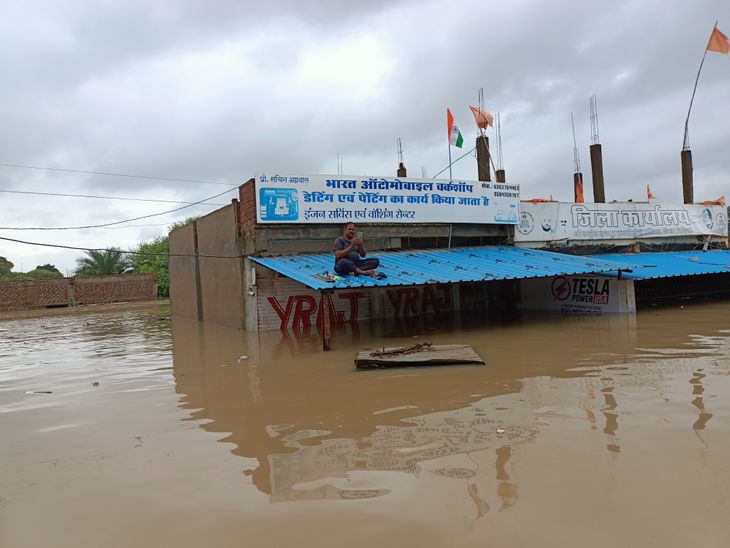 Water filled up to 7-9 feet in Raipura and Janki Kunj | विदिशा में ...