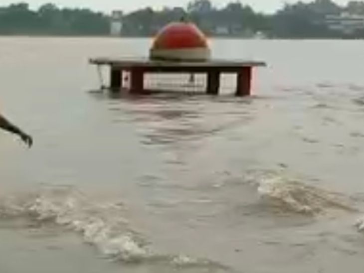 Water being continuously flowing into Narmada from Indira Sagar and ...