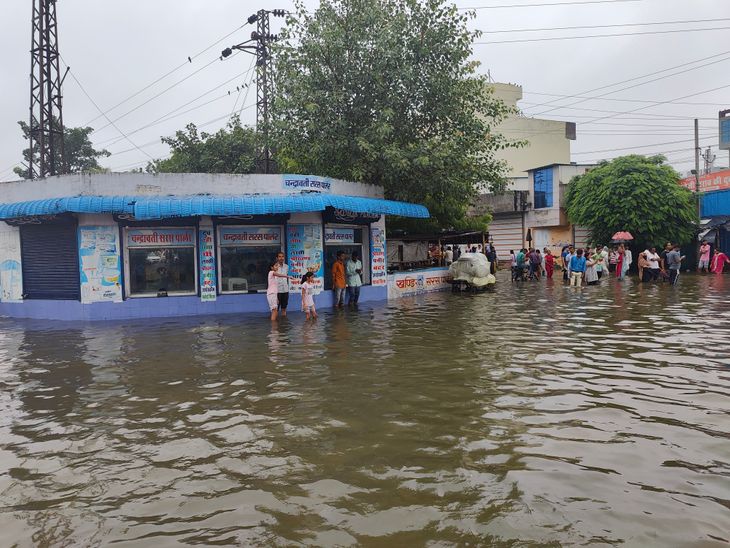 Water of Kalisindh river and Khandya pond filled on National Highway, 5 ...