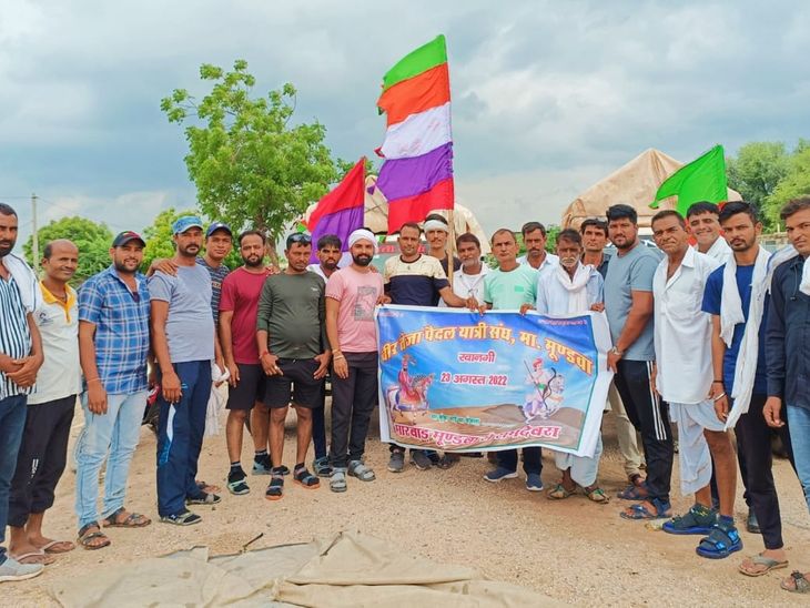 Devotees came out holding Baba's flag with music, people welcomed ...