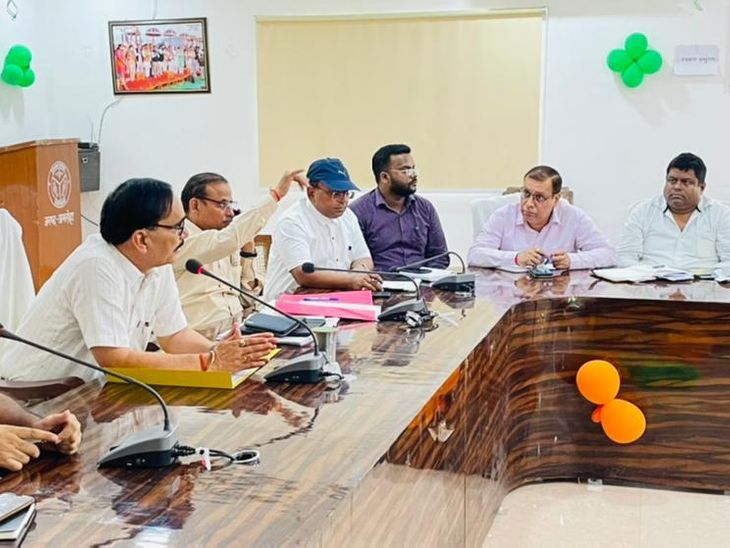 Amroha DM held a meeting, should be treated immediately when the case ...