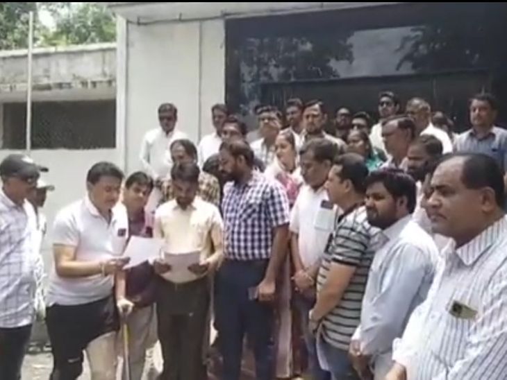 The leaders who came to give a memorandum to the SDM said that the ...