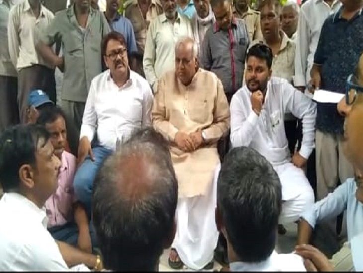 MP Satyadev Pachauri assured the employees who were staging picketing ...