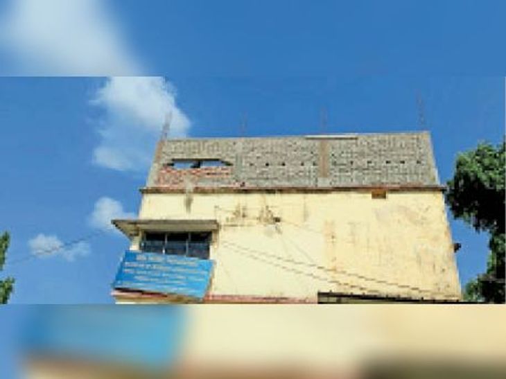 Break the wall of the shed being built above the BBA building, replace ...
